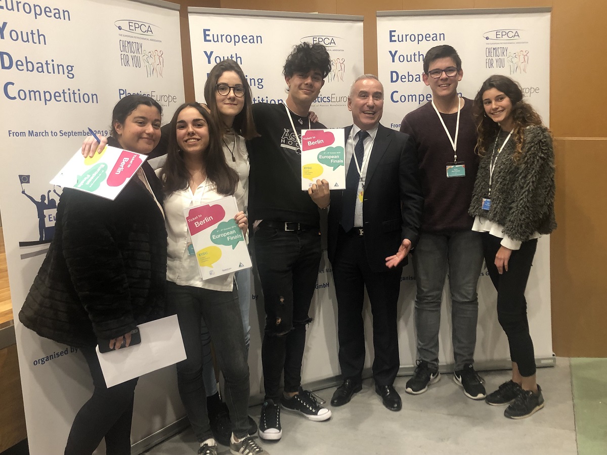 Més de 80 joves debaten a la URV sobre la contribució de la indústria a ...